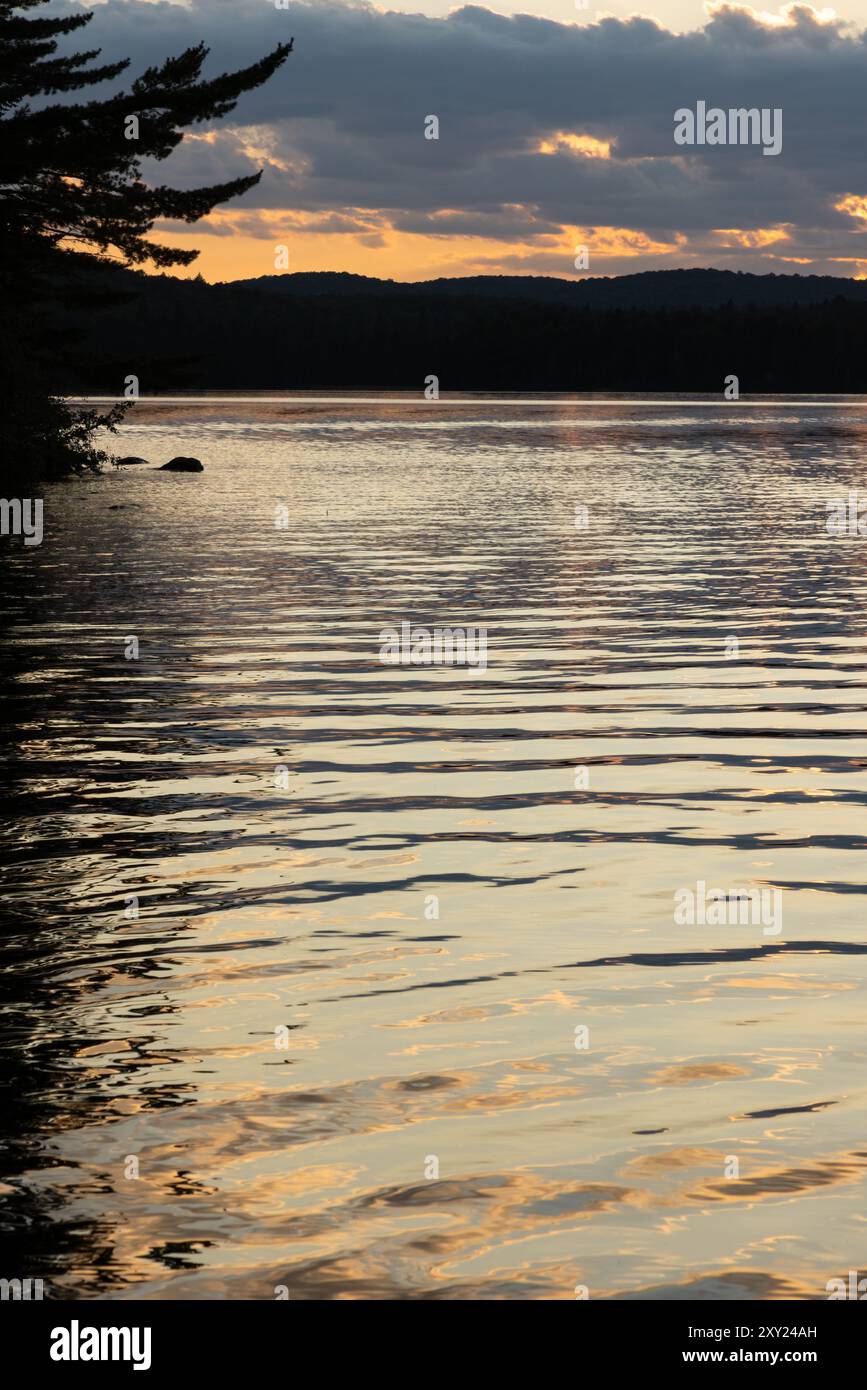 Beautiful sunset over water hi-res stock photography and images - Alamy