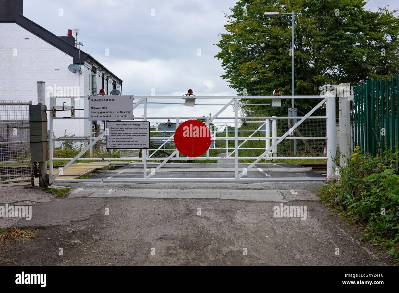 Railroad crossing sign white and red hi-res stock photography and ...