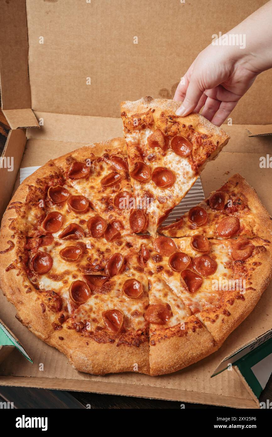 Pizza familiar hi-res stock photography and images - Alamy