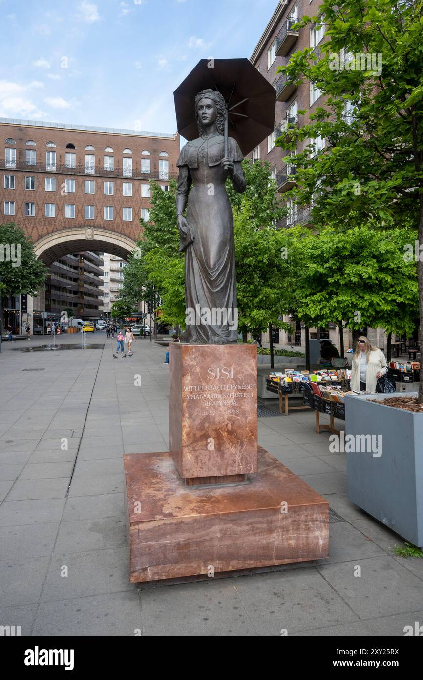 Statue of Sisi (Empress Elisabeth) in Budapest Stock Photo - Alamy