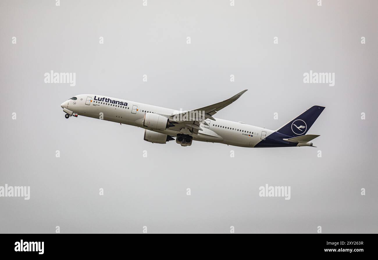 Munich, Germany, 7th Apr 2024: A Lufthansa Airbus A350-941 is in its ...