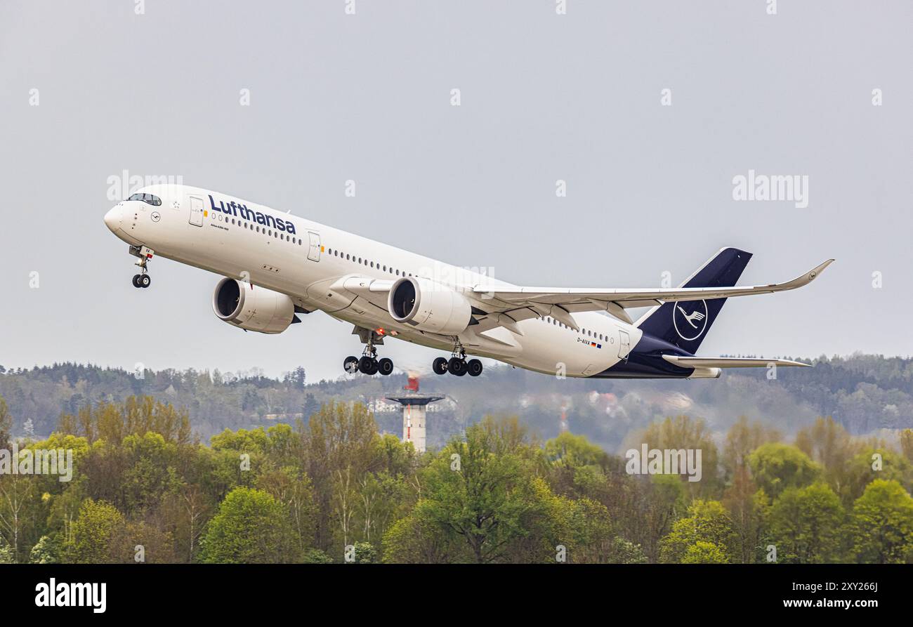 Munich, Germany, 7th Apr 2024: A Lufthansa Airbus A350-941 is in its ...