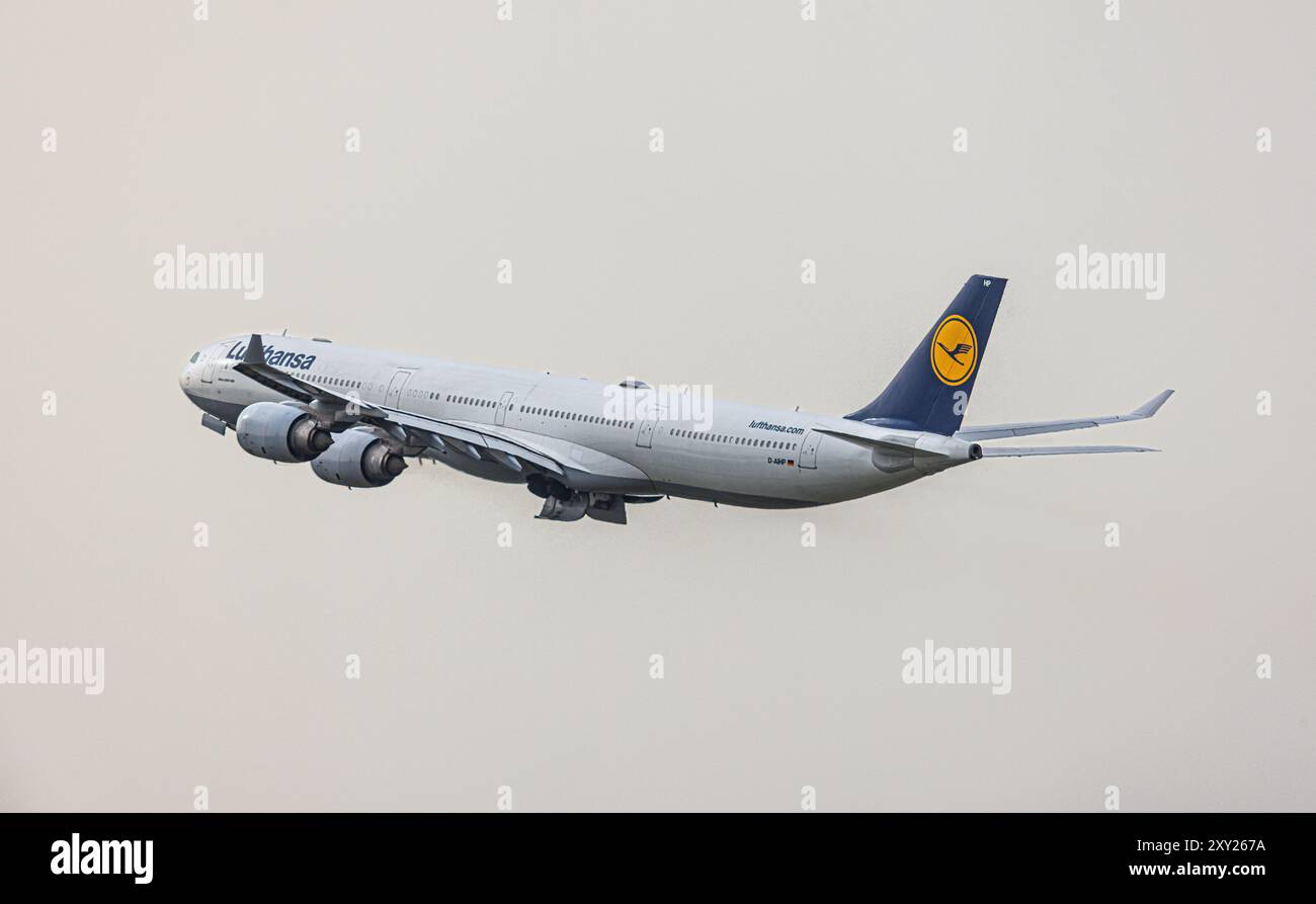 Munich, Germany, 7th Apr 2024: A Lufthansa Airbus A340-642X is in its ...