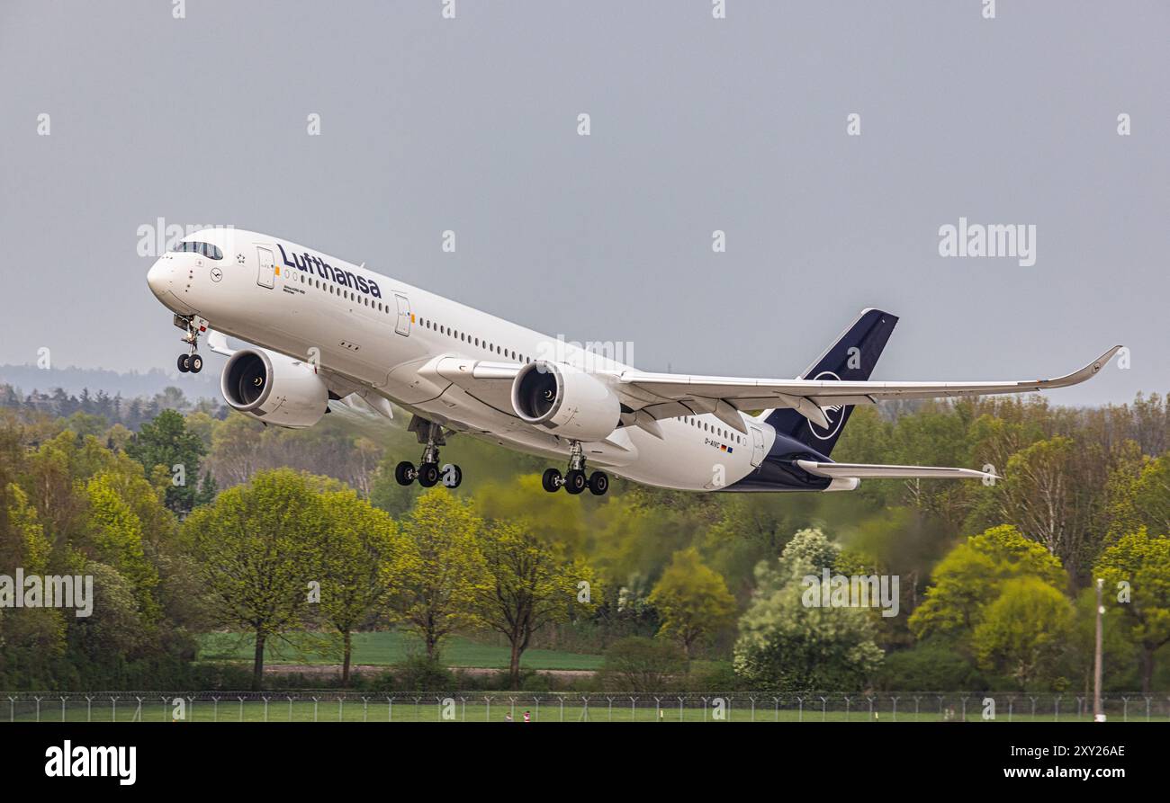 Munich, Germany, 7th Apr 2024: A Lufthansa Airbus A350-941 is in its ...