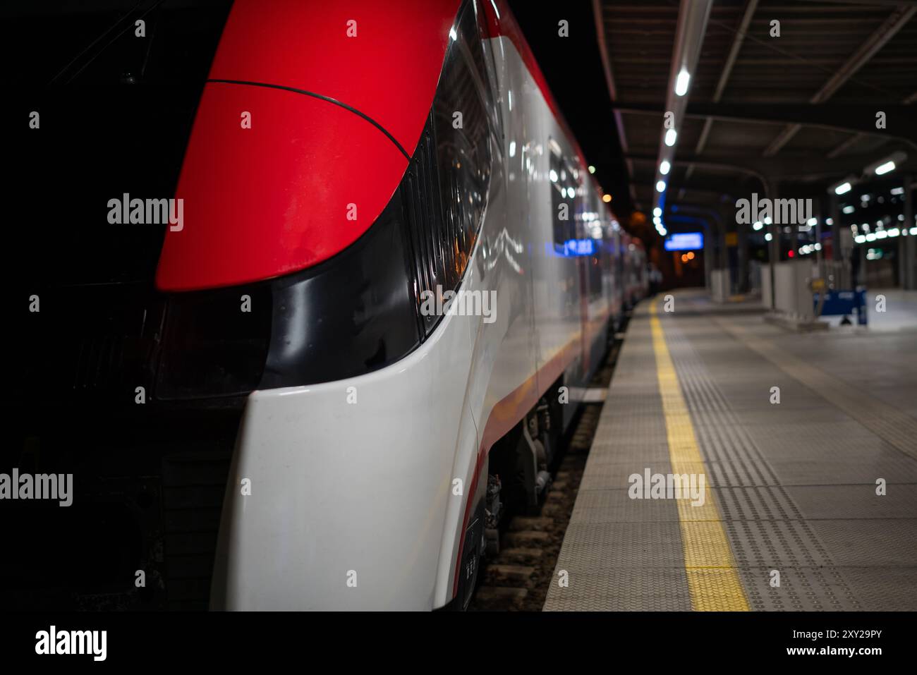 European rail platform hi-res stock photography and images - Alamy