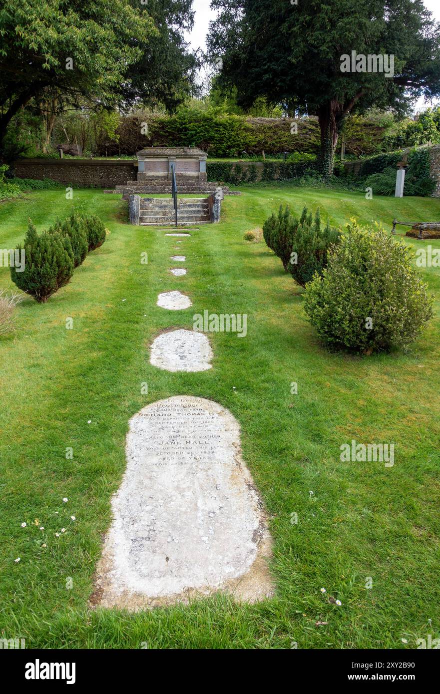 Commonwelth War Grave at St Marys church on the Pilgrims Way in ...