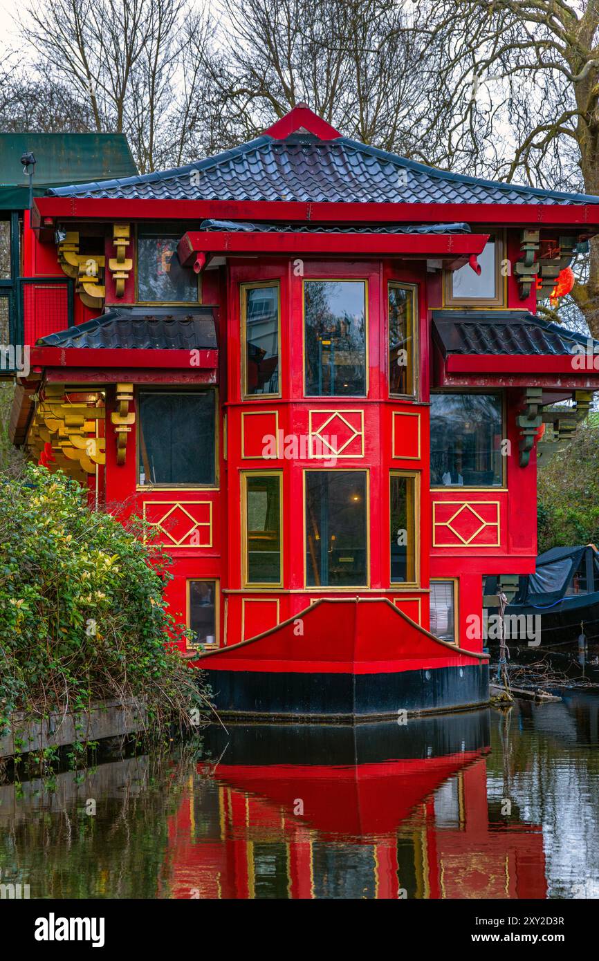 Front of floating wooden Chinese restaurant in the Regents Park ...
