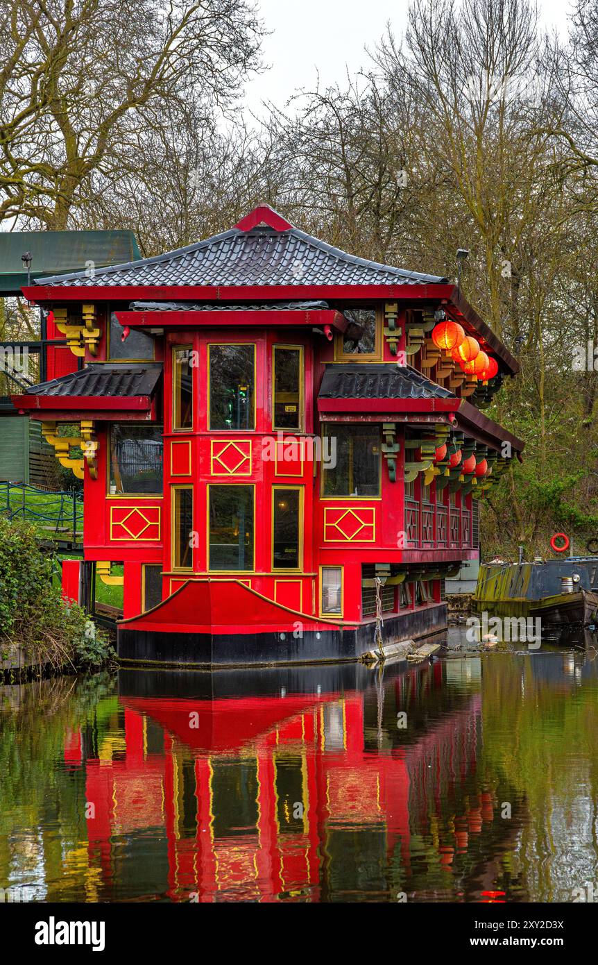 Front of floating wooden Chinese restaurant in the Regents Park ...