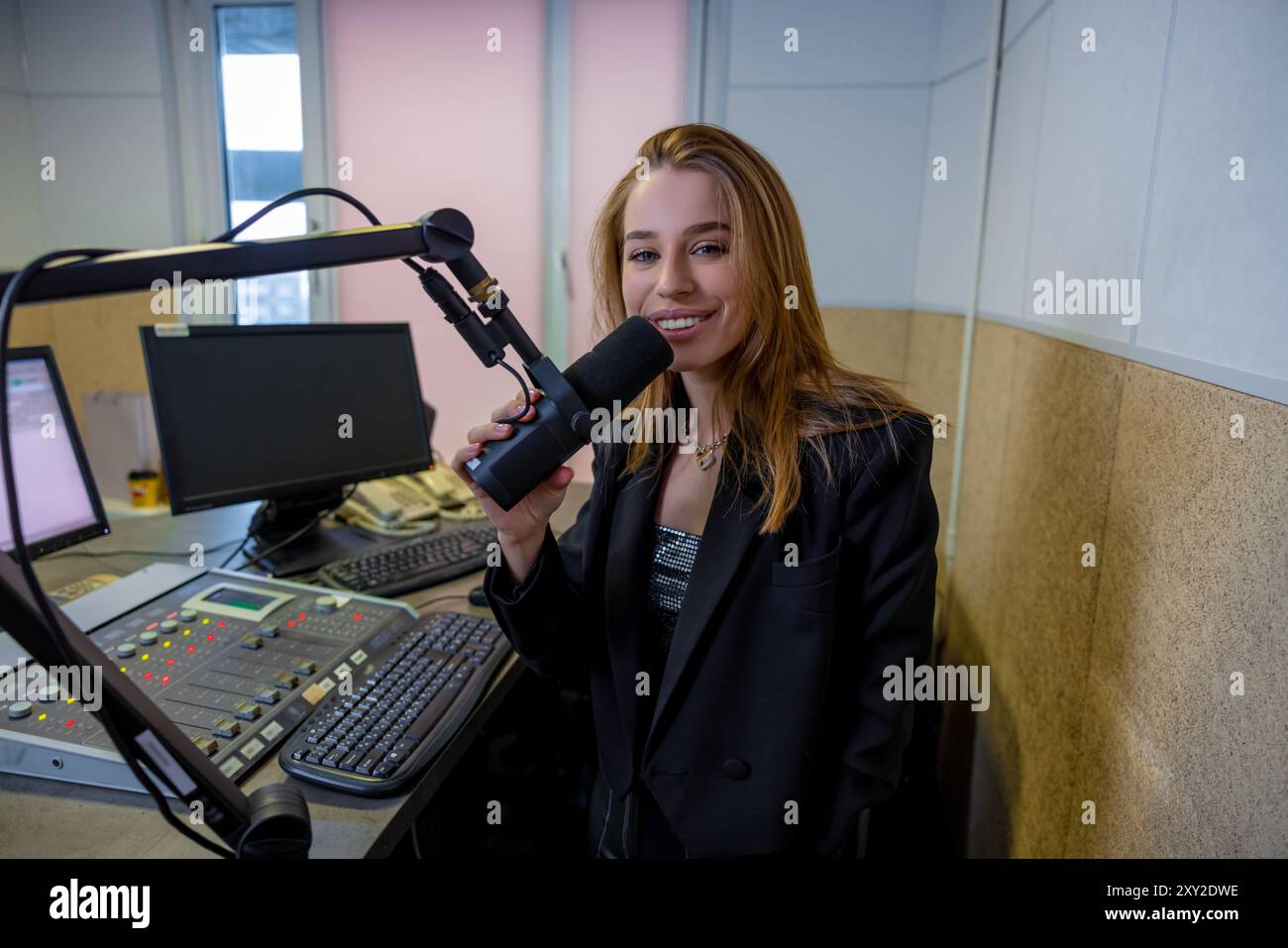 Singing radio hi-res stock photography and images - Alamy