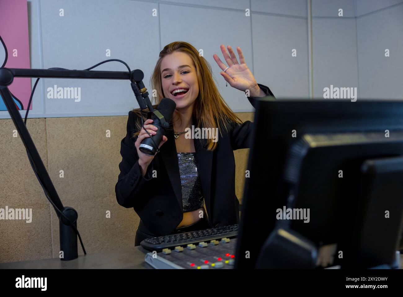 Singing radio hi-res stock photography and images - Alamy