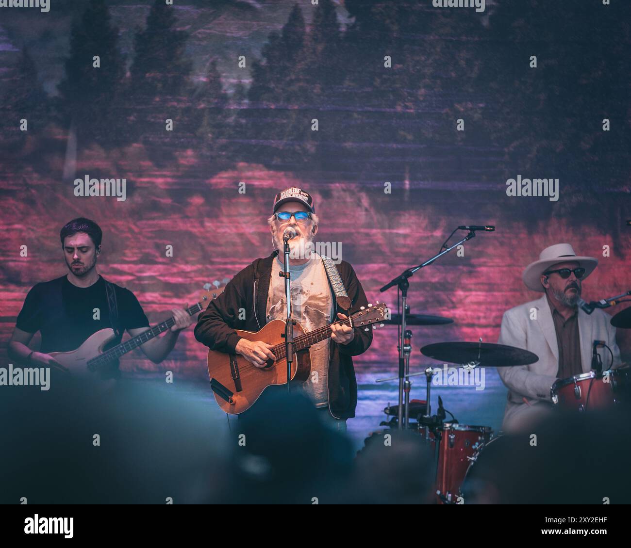 Rock band cake in concert hi-res stock photography and images - Alamy