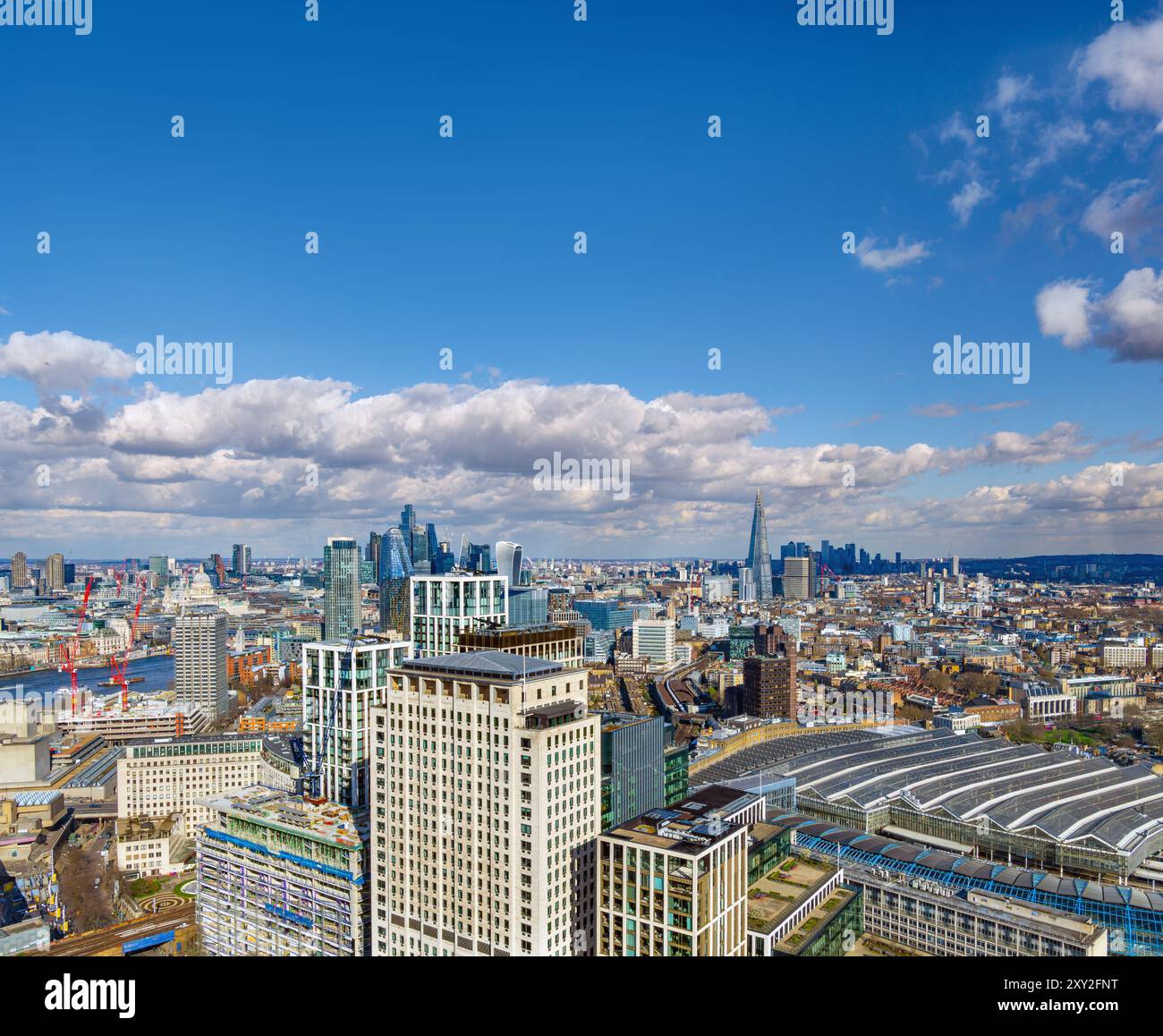 Panoramic aerial view of famous London buildings and skyscrapers ...