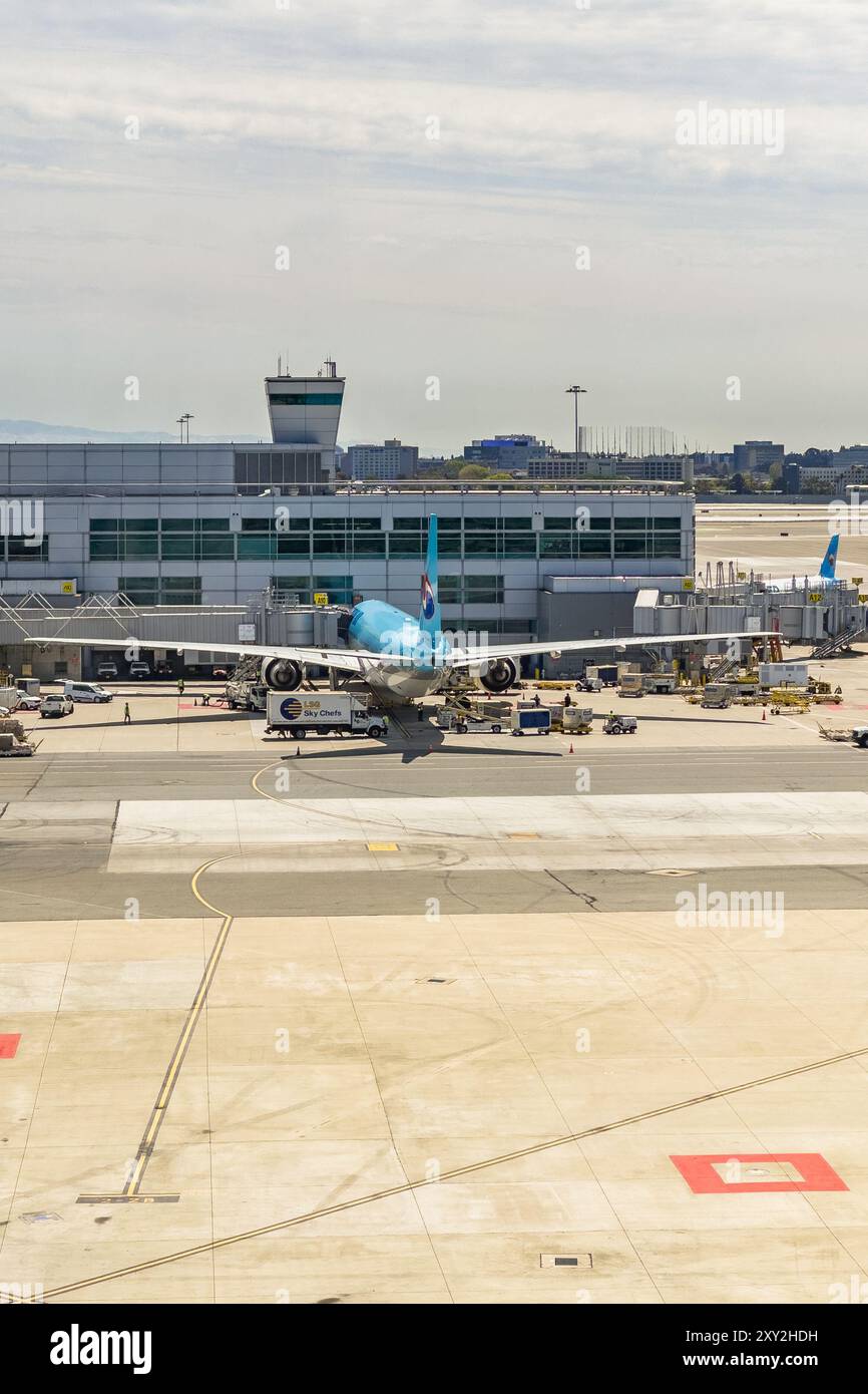 Airplane being serviced airport terminal hi-res stock photography and ...