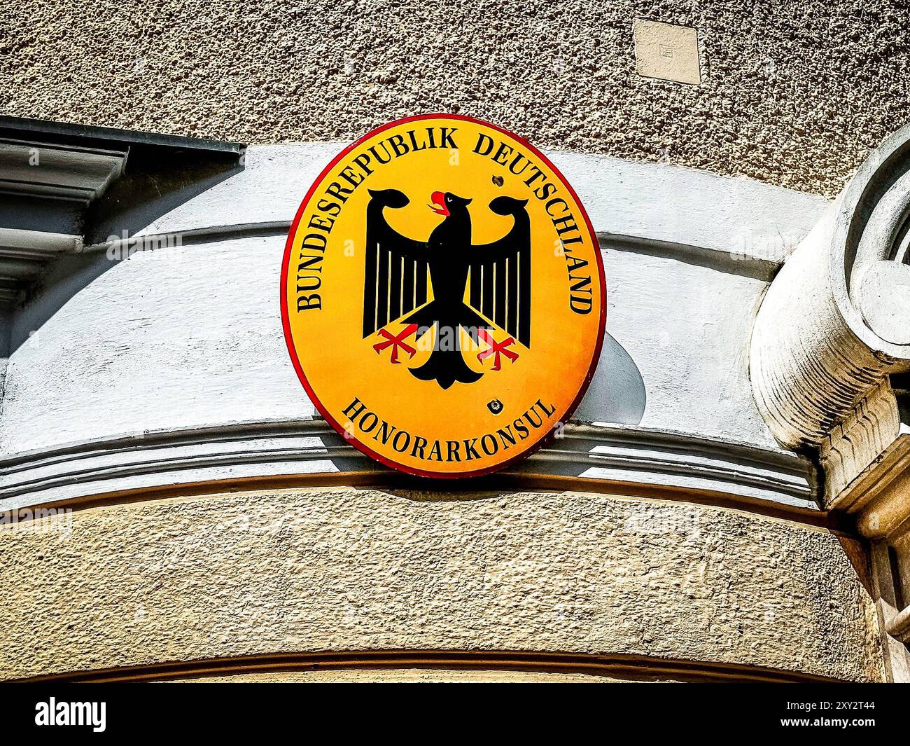 Gelber schild hi-res stock photography and images - Alamy
