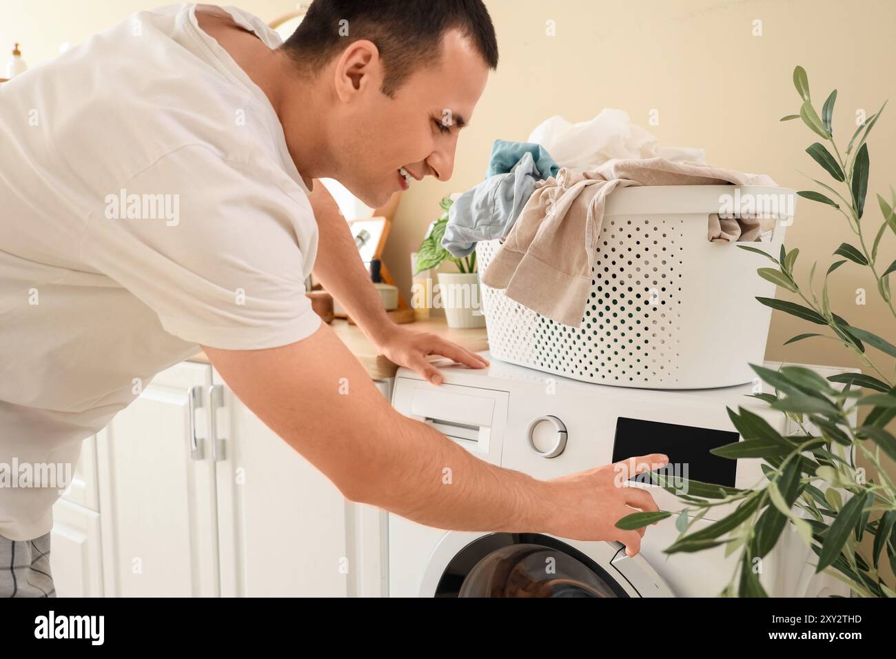 Using washing machine hi-res stock photography and images - Alamy