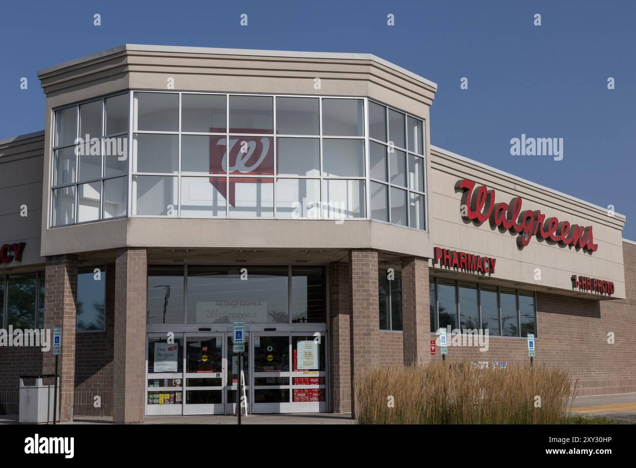 Second largest pharmacy store chain hi-res stock photography and images ...