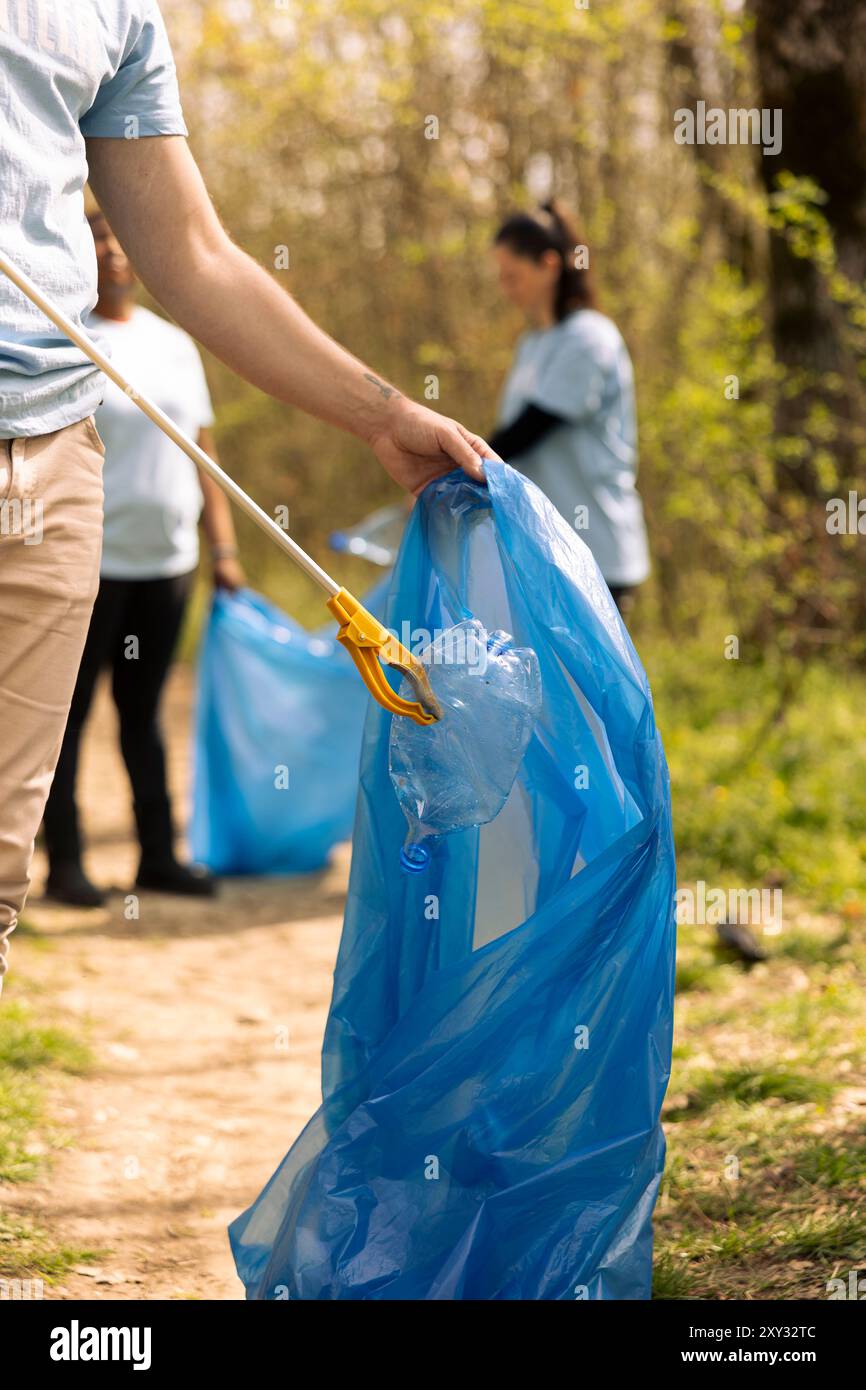 Volunteer using tongs tool hi-res stock photography and images - Alamy