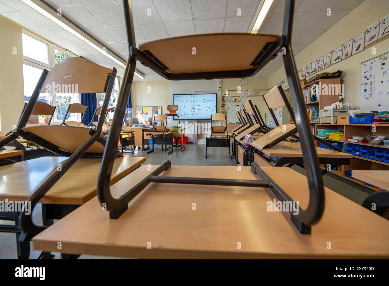 Klassenraum einer vierten Klasse, nach Schulschluss, das Gebäude ist ...