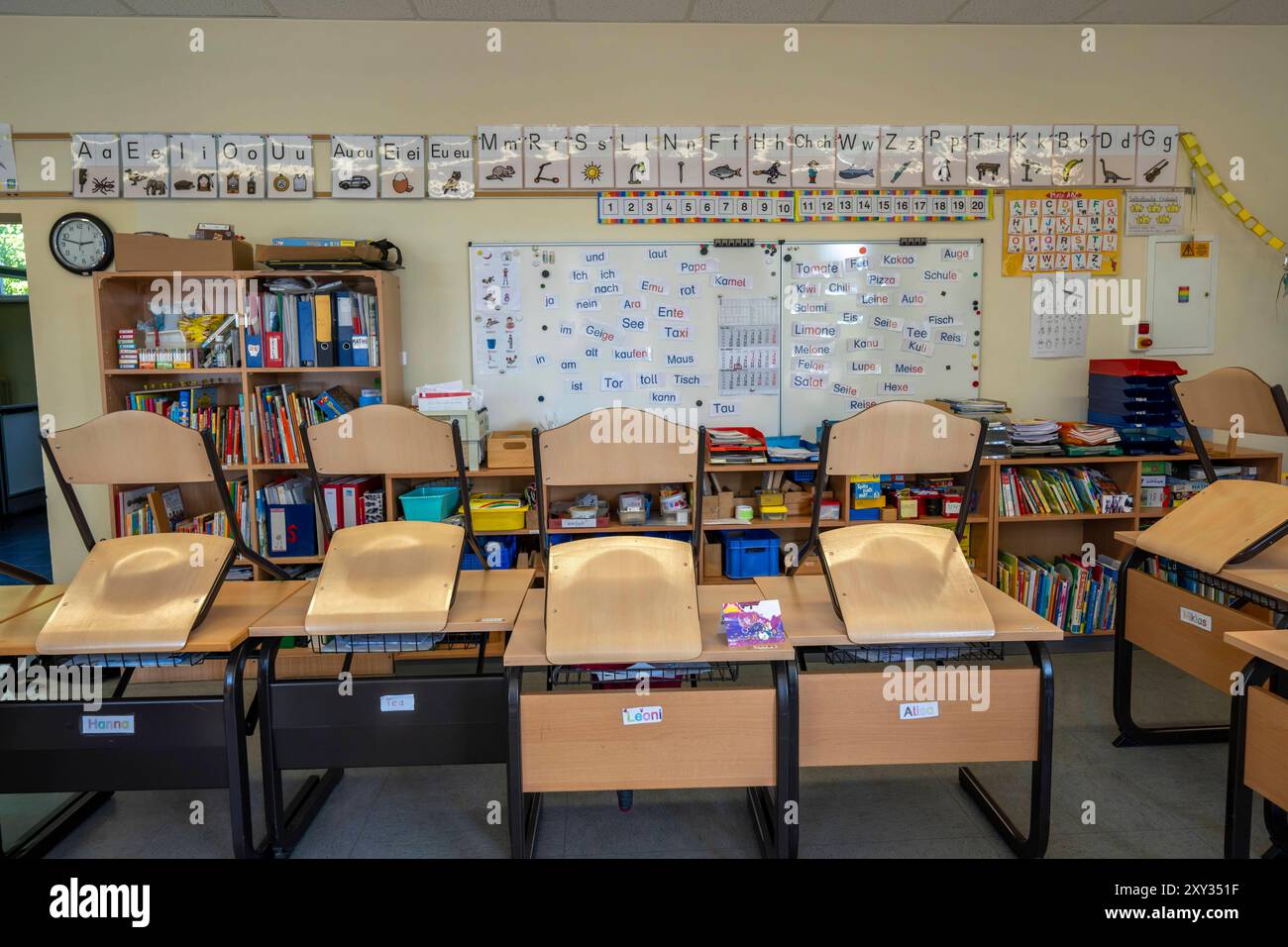 Klassenraum einer vierten Klasse, nach Schulschluss, das Gebäude ist ...