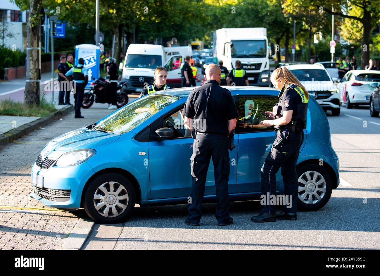 Hamburg, Germany. 27th Aug, 2024. Police officers check a driver during ...