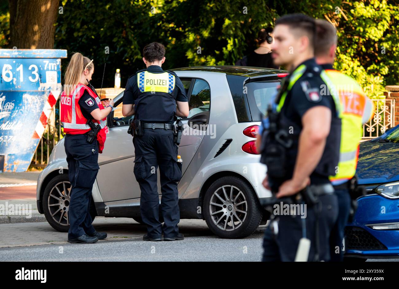 Hamburg, Germany. 27th Aug, 2024. Police officers check a driver for ...