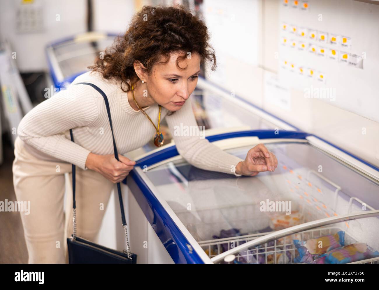 Ice cream shop choosing hi-res stock photography and images - Alamy