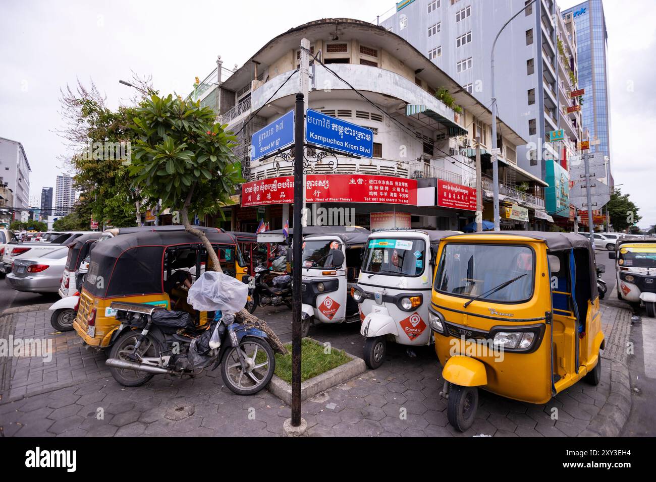 Auto rickshaws (tuk-tuks) in downtown Phnom Penh (Central Market area ...