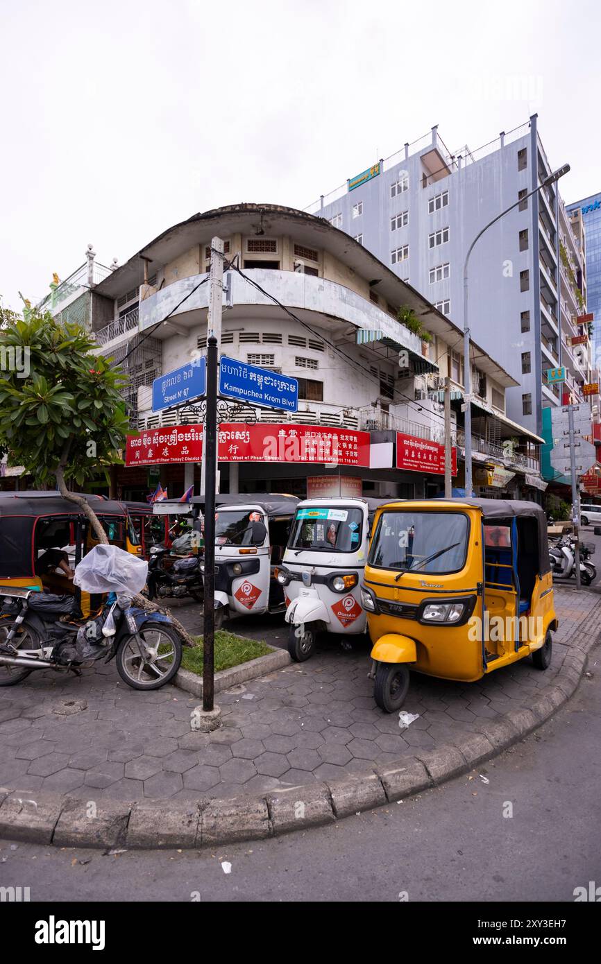 Auto rickshaws (tuk-tuks) in downtown Phnom Penh (Central Market area ...