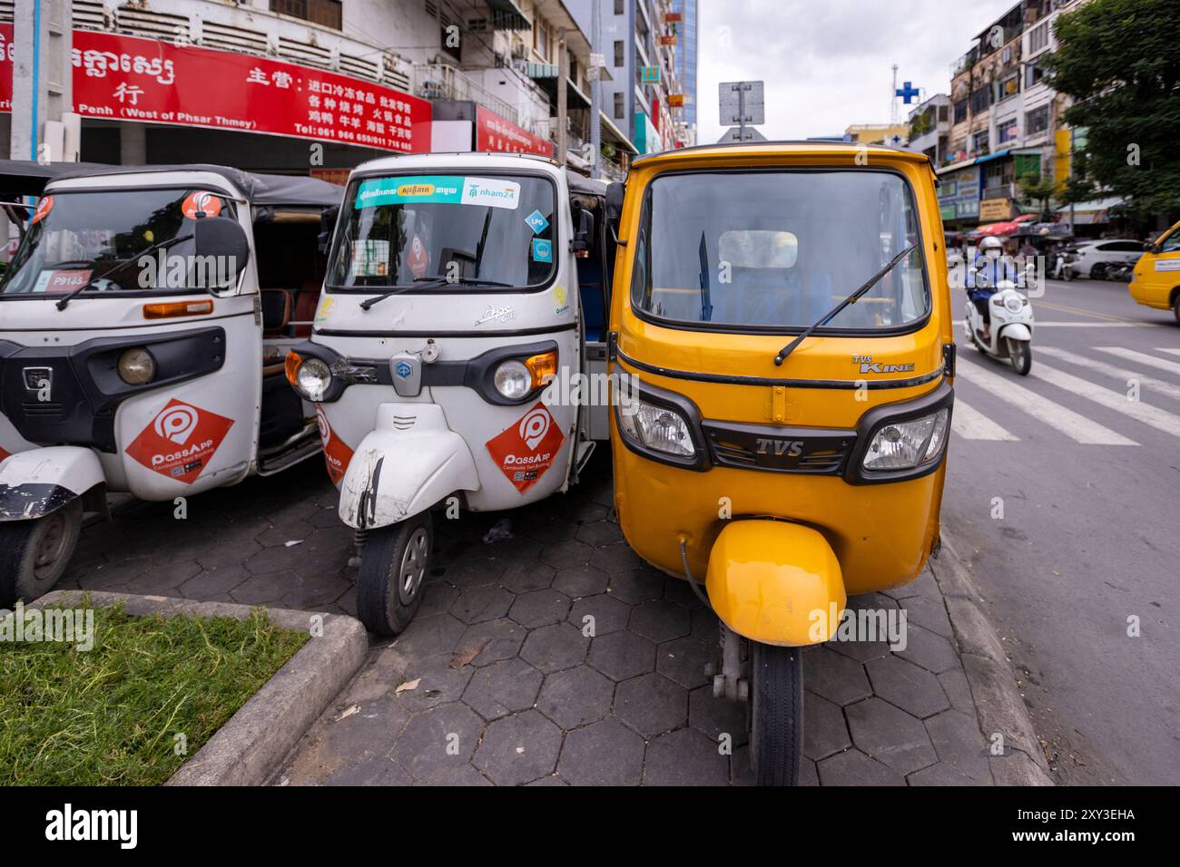 Auto rickshaws (tuk-tuks) in downtown Phnom Penh (Central Market area ...