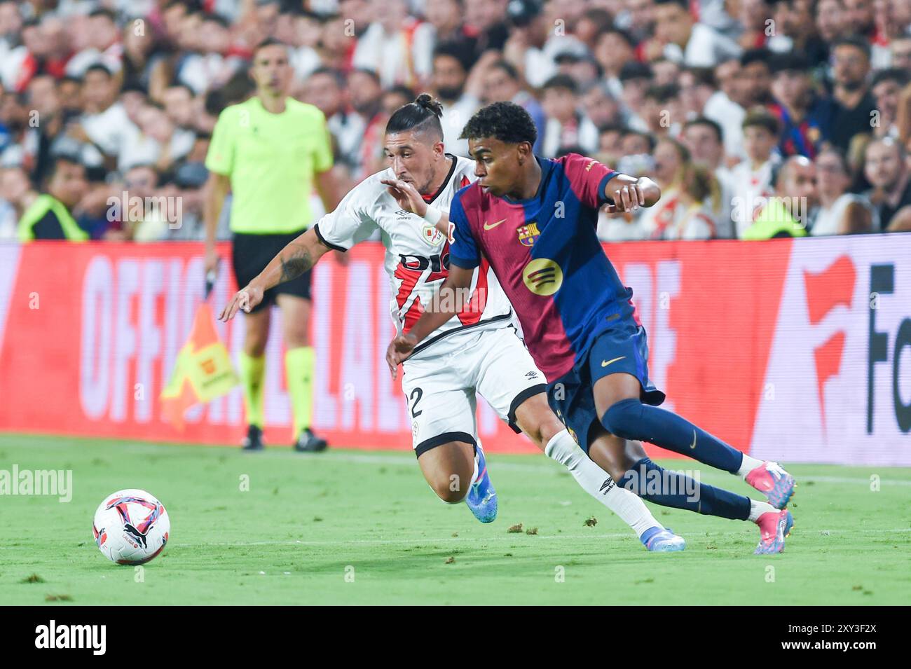 Madrid, Spain. 27th Aug, 2024. Lamine Yamal (R) of Barcelona vies with ...
