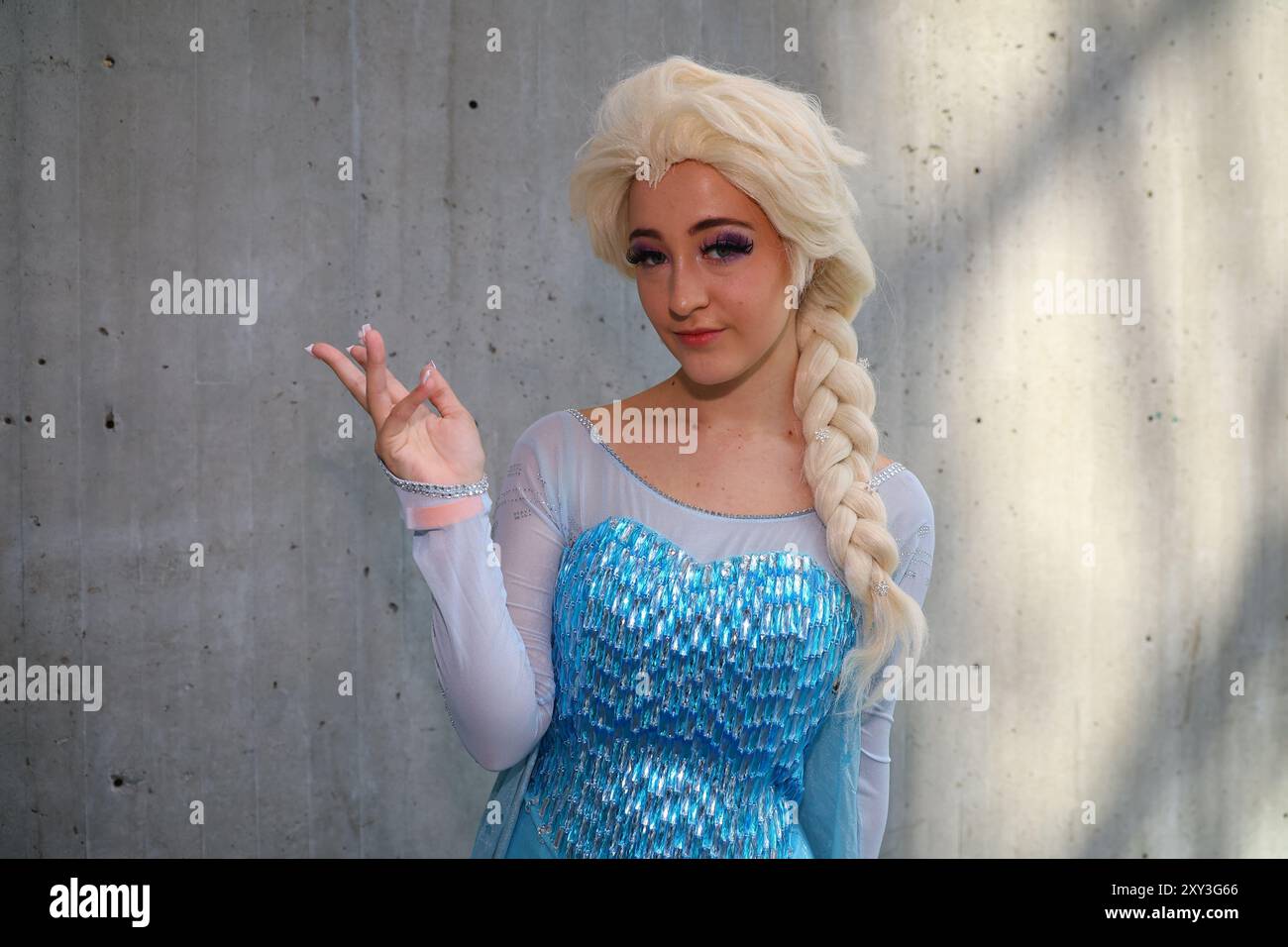 Cosplayer Angela from Florida looks beautiful as Elsa from Frozen ...