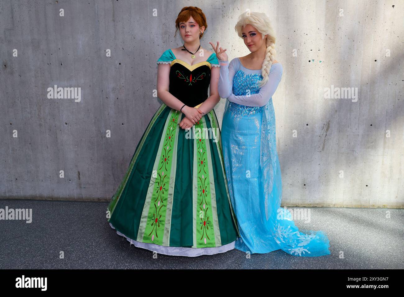 Cosplayers Pebbles and Angela from Florida looks beautiful as Vanna and ...