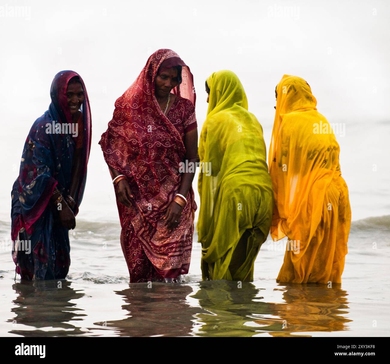 Hindu indian women ritual bathing hi-res stock photography and images ...