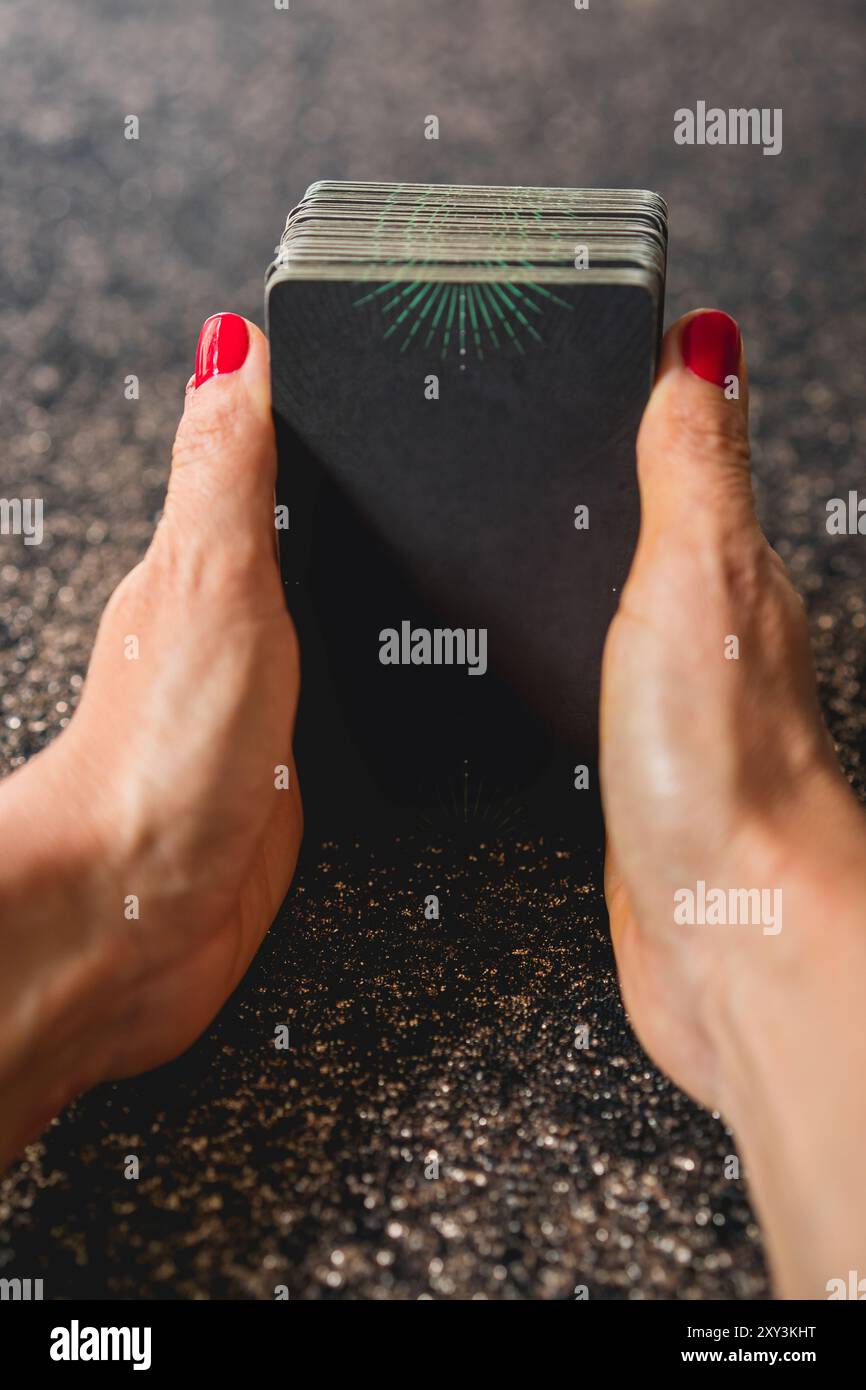 Shoulder view of a tarot reader gripping the tarot deck Stock Photo - Alamy