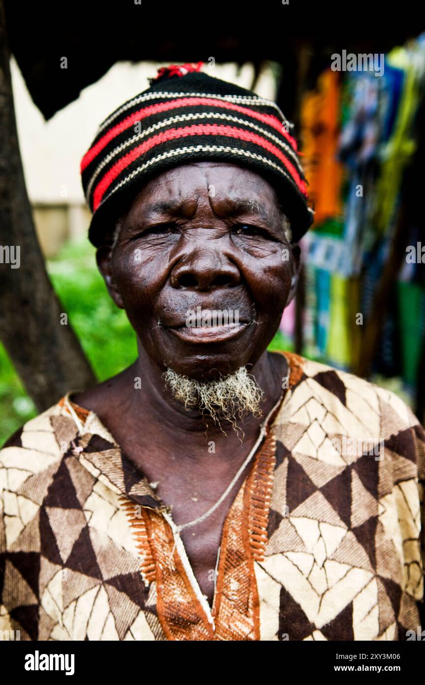 Benin man in traditional clothing hi-res stock photography and images ...