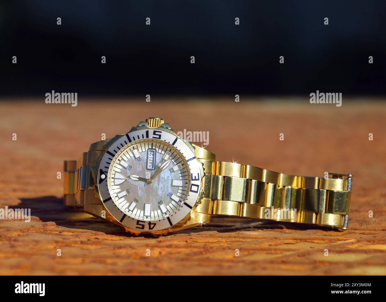 Gold gilded wall clock hi-res stock photography and images - Alamy