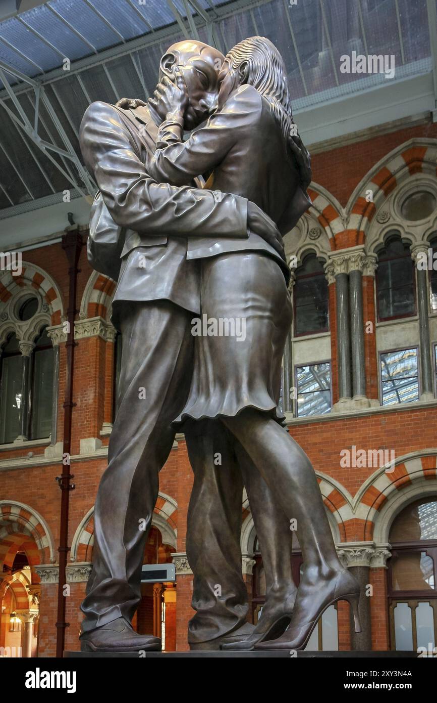 Statue on display at St Pancras International Station Stock Photo - Alamy
