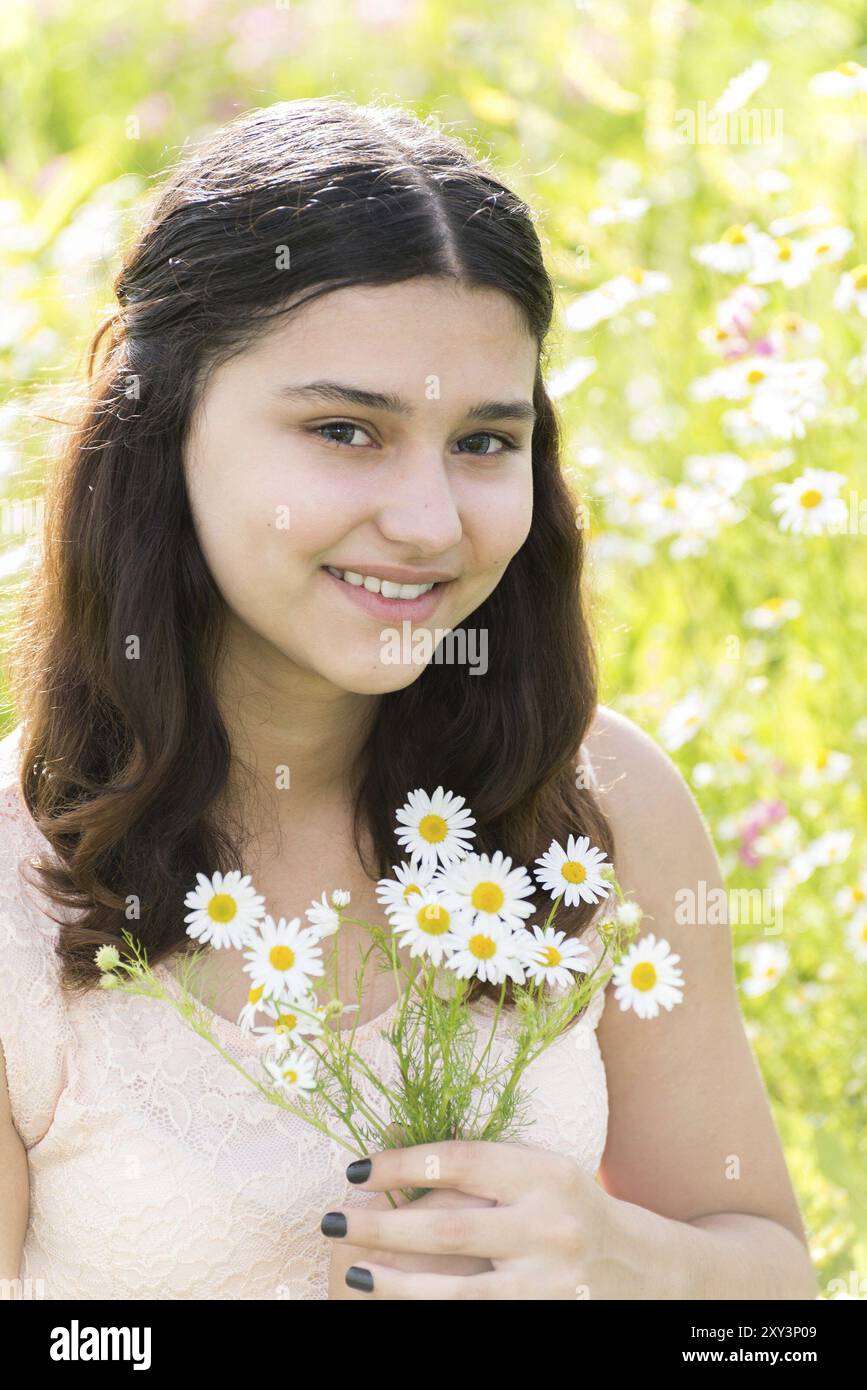 Girl in field daisies hi-res stock photography and images - Alamy