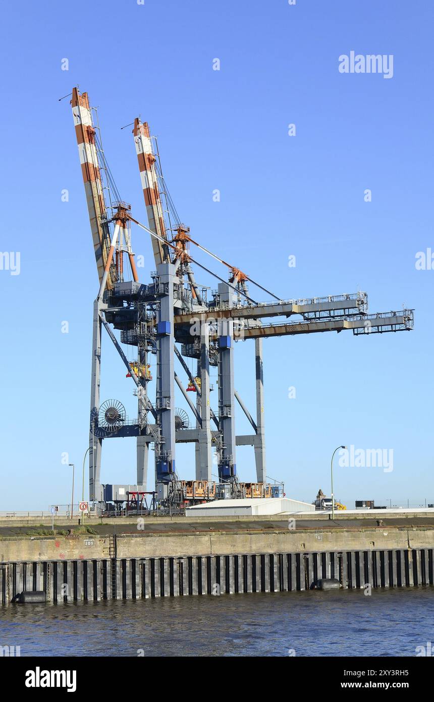 Two container gantry cranes hi-res stock photography and images - Alamy