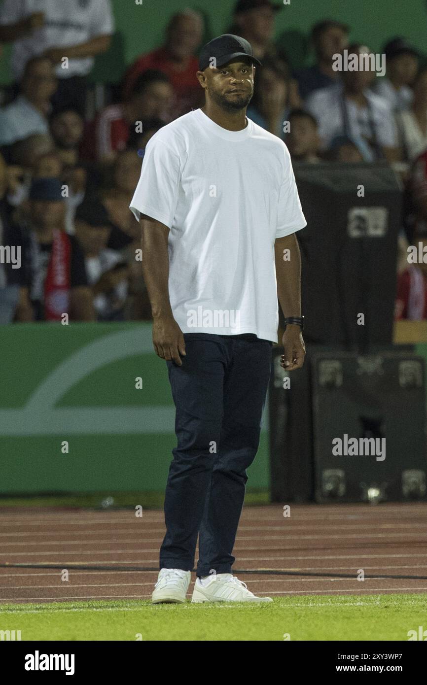 Football match, coach Vincent KOMPANY FC Bayern Munich relaxed on the ...