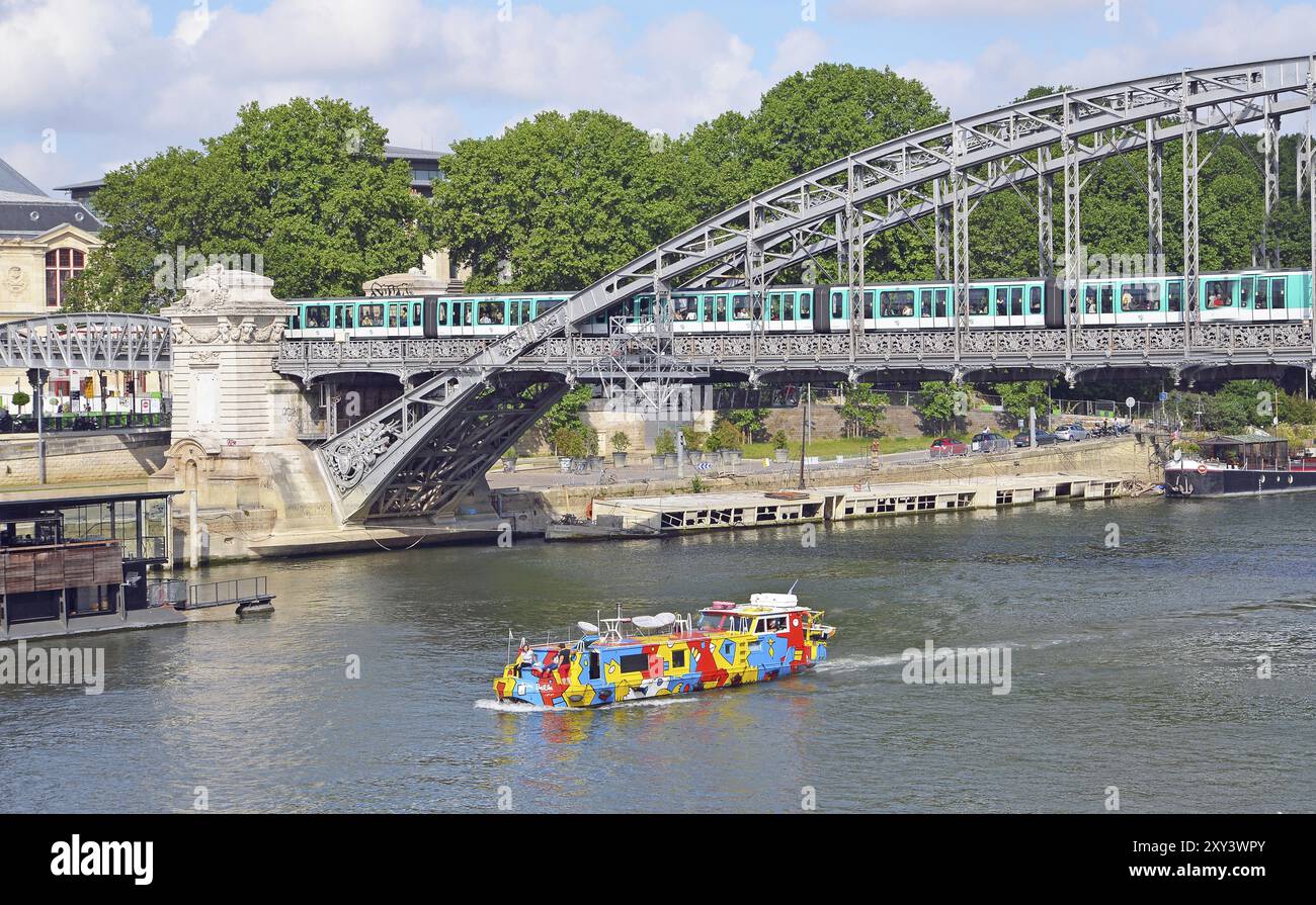 Seine, river, bridge, Viaduc d'Austerlitz, coloured ship, the train ...