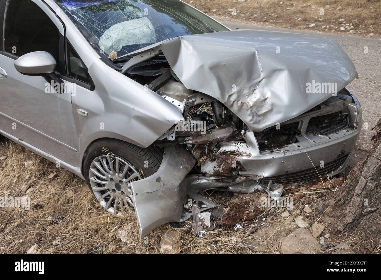 Crash damaged car hi-res stock photography and images - Alamy