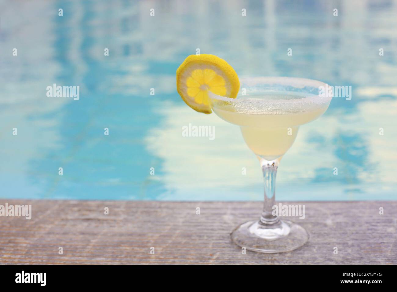Cocktail glass on outdoor poolside. Margarita Stock Photo - Alamy
