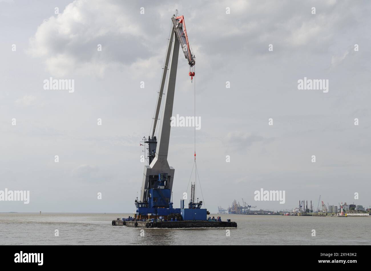 Floating crane Athlet III on the Weser. Floating crane switching Stock ...