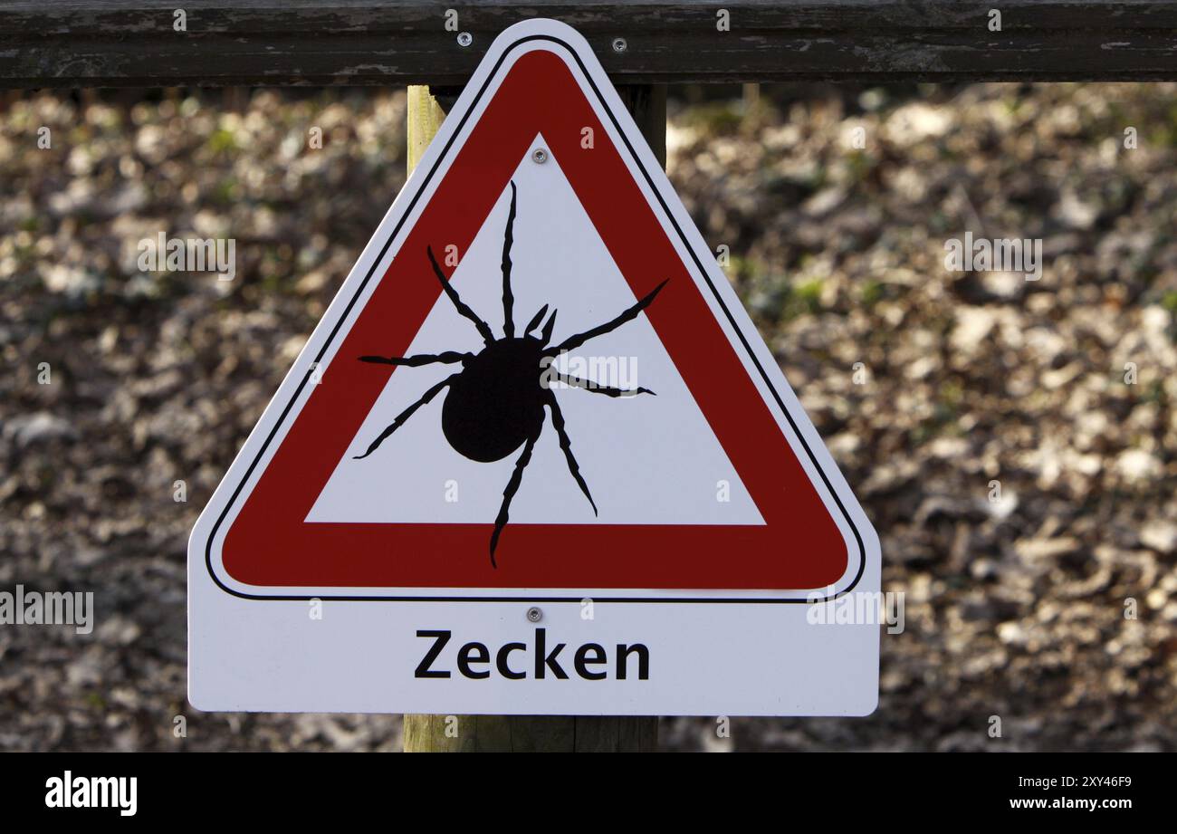 Warning sign beware ticks hi-res stock photography and images - Alamy