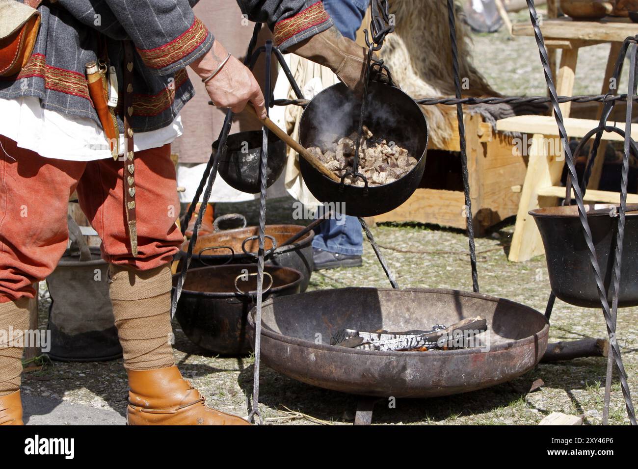 Cooking around a campfire Stock Photo - Alamy