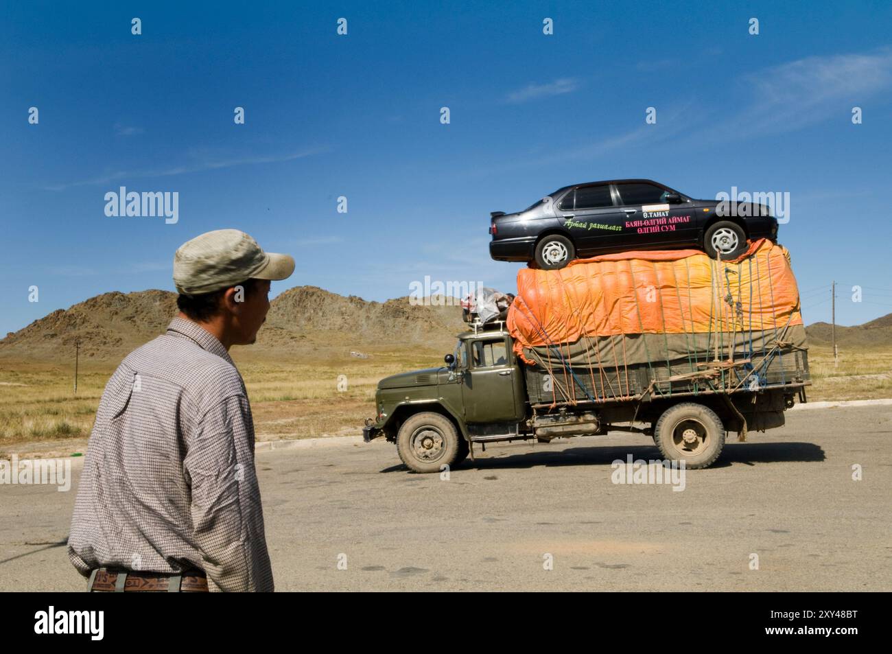 Car loaded on truck hi-res stock photography and images - Alamy