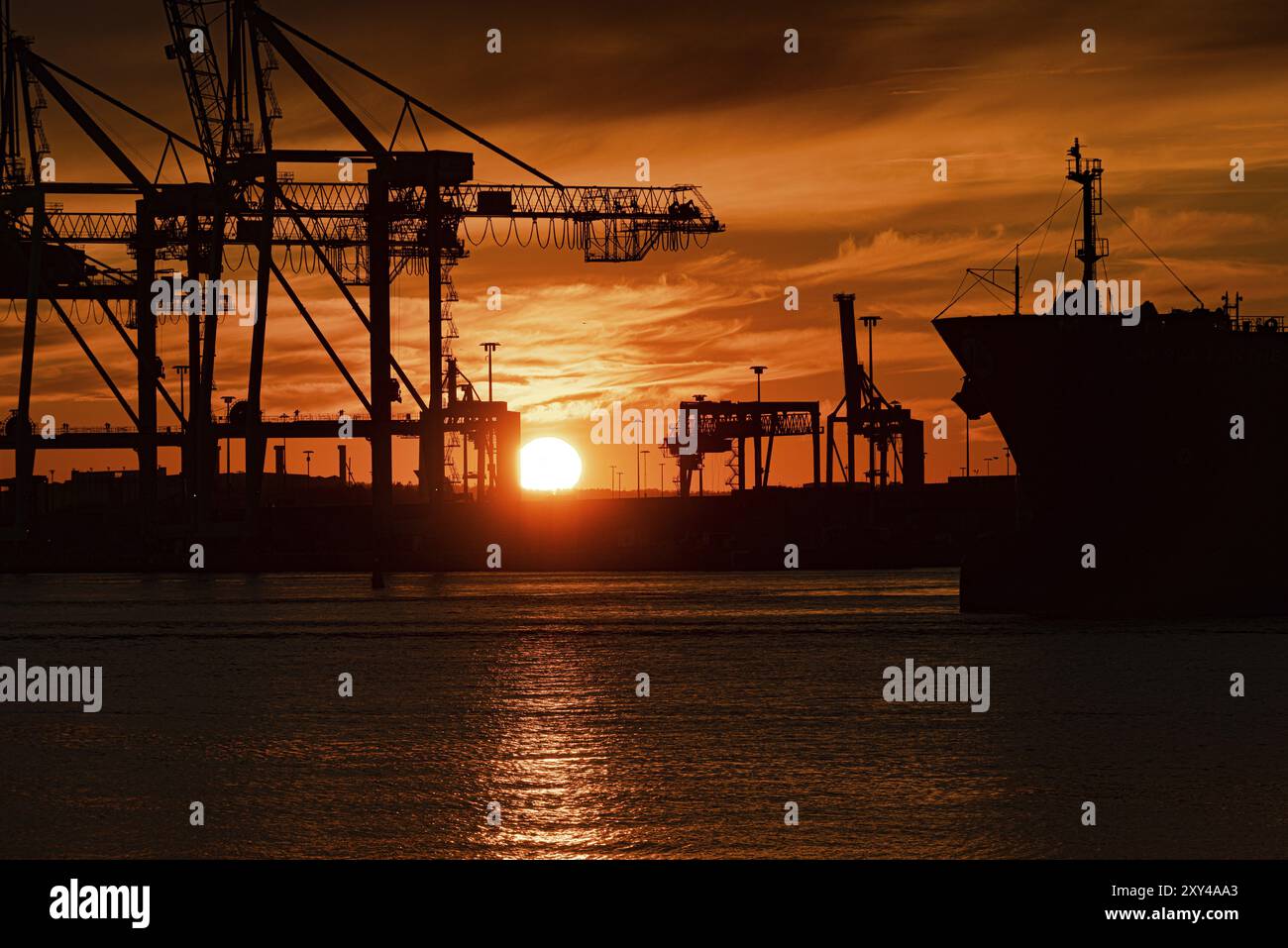 Profile of a ship hi-res stock photography and images - Alamy