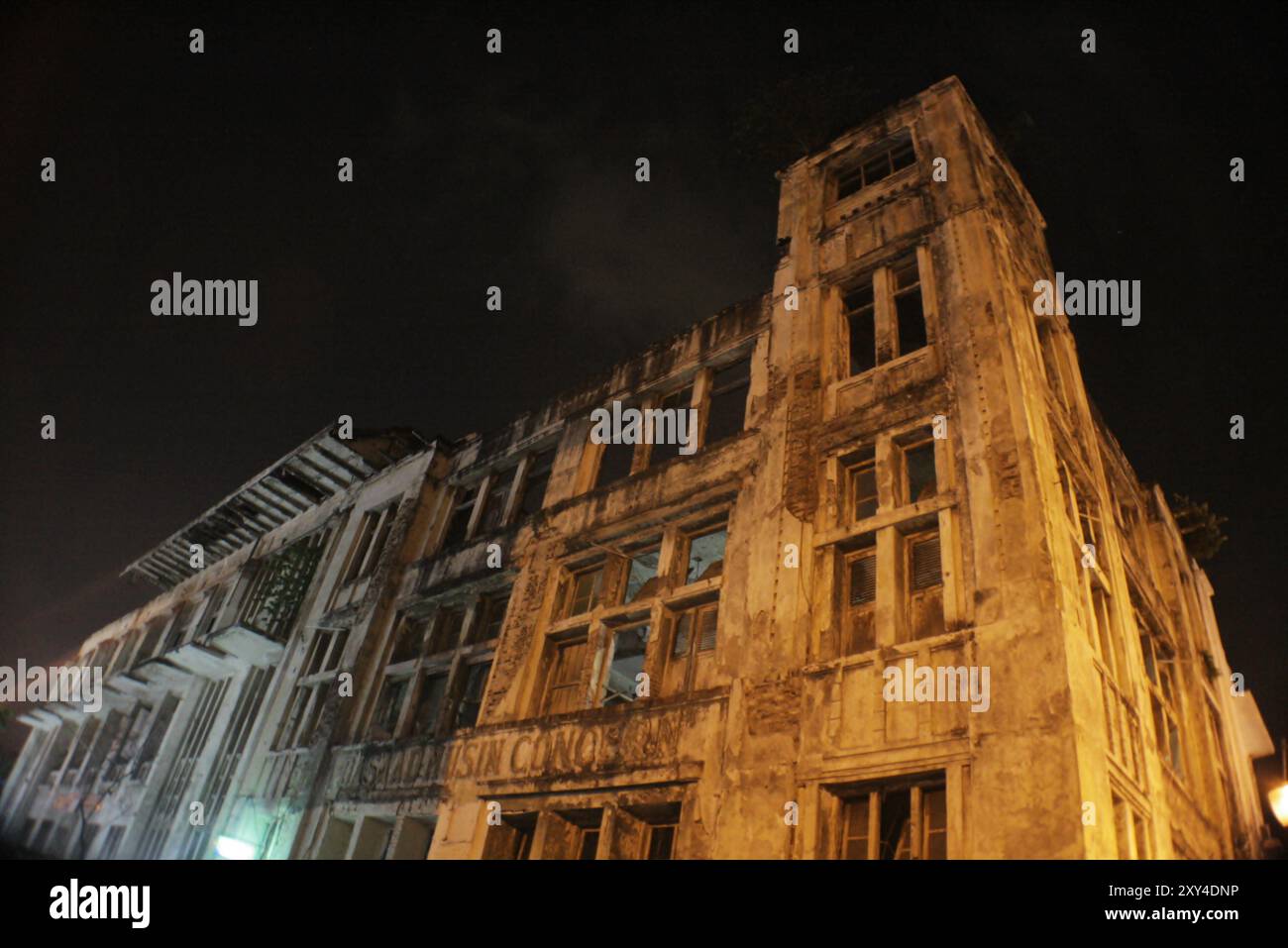 Old run down residential building hi-res stock photography and images ...