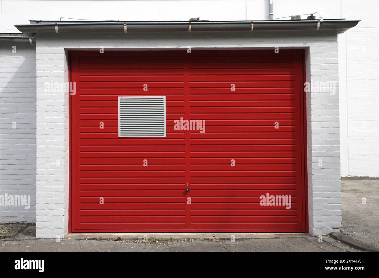 Red garage door hi-res stock photography and images - Alamy